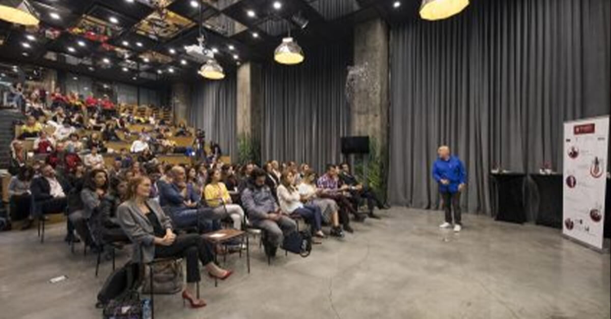 How to Drop The Mic for Public Speakers | Speaker Agency